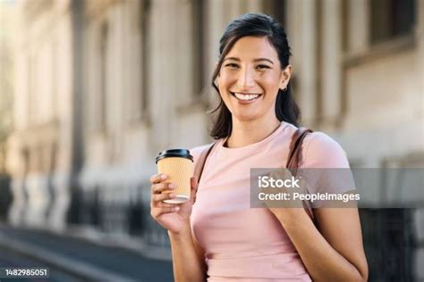 여행 커피 그리고 이탈리아의 도시 모험에 대한 자유가 있는 도시 건물 옆의 여성 초상화 휴식 미소 행복과 배낭 야외에서 휴가에 젊은 사람의 아침 음료 가방에 대한 스톡 사진