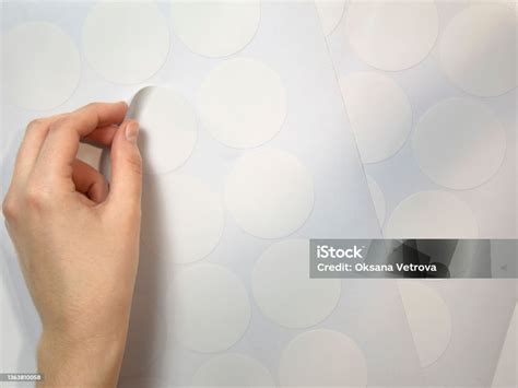 깔끔한 여성의 손이 플로터 트리밍의 둥근 흰색 스티커를 벗겨냅니다 모형 스티커 손에 대한 스톡 사진 및 기타 이미지 손 껍질 스티커 Istock