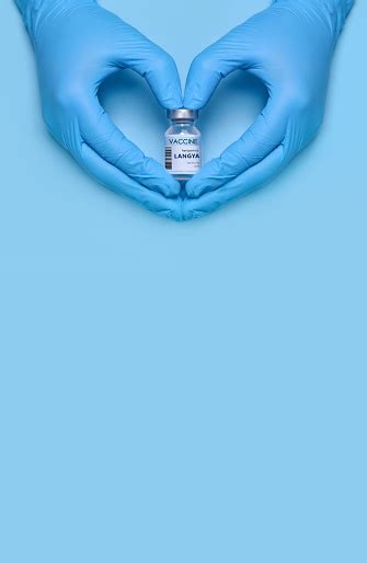 보호 의료용 장갑을 착용한 의사의 손에는 Langya Henipavirus 백신 한 병이 파란색 배경에 심장 모양의 제스처로 들어 있습니다 예방 접종 예방 접종 전염병과