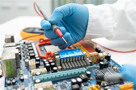 기술자는 철을 납땜하여 하드 디스크 내부를 수리합니다 통합 회로 데이터 하드웨어 기술자 및 기술의 개념 Cpu에 대한 스톡 사진 및 기타 이미지 Istock