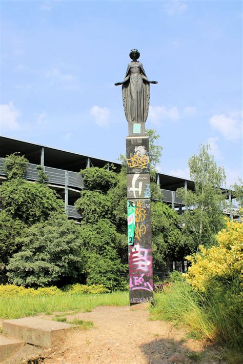 Gießerstele Mit St Barbara In Plagwitz Stadt Leipzig › Brunnen