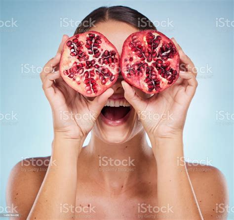 석류 미용 및 여성의 손은 천연 스킨 케어 제품 해독 및 비건 및 유기농 치료로 건강한 피부입니다 스튜디오 배경에 대한 신체를 위한 건강과 함께 행복하고 과일과 웰빙 25