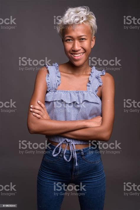 회색 배경 짧은 머리와 아름 다운 반 항 적인 젊은 여자의 스튜디오 샷 20 24세에 대한 스톡 사진 및 기타 이미지 20 24세 20 29세 개성 개념 Istock