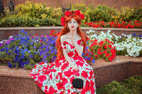 화단 배경에 장미 프린트와 여름 꽃 드레스에 빨간 입술소녀 꽃 배경에 헤어 스타일에 빨간 손톱과 장미 꽃 모델 발렌타인 카드