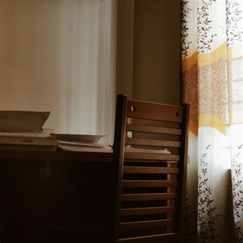 나무 선반에 갈색 트렌치 코트 · 무료 스톡 사진