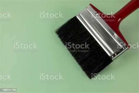 녹색 색의 배경과 텍스트 공간을 배경으로 검은 강모가있는 빨간색 페인트 브러시의 상단 보기 0명에 대한 스톡 사진 및 기타 이미지 0명 개념 건설 산업 Istock