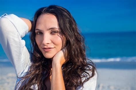 Mujer Feliz Mirando A La Cámara En La Playa Foto Premium