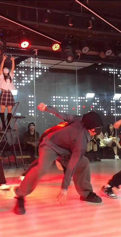 [Видео] «Пин от пользователя Sweta Das на доске Dance Танцевальные трюки Танцевальная