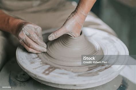 회전 도자기 바퀴와 그의 스튜디오에서 작업 아시아 중국 노인 클레이 아티스트의 인간의 손 60 64세에 대한 스톡 사진 및 기타 이미지 60 64세 공예 공예 제품