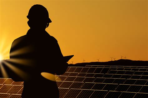 태양 전지판의 배경에 태블릿 컴퓨터를 가진 엔지니어의 실루엣 수리에 대한 스톡 사진 및 기타 이미지 수리 태양열 발전소