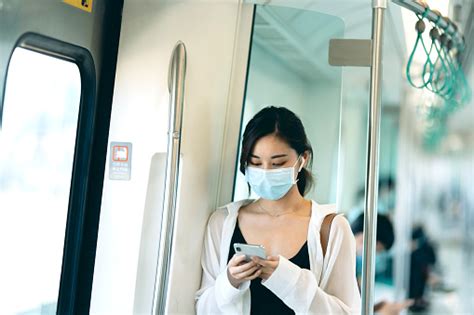 아시아 여성은 마스크를 착용하고 스마트폰과 이어폰을 사용하며 지하철이나 기차에서 통근할 때 사회적 불만을 유지합니다 20 24세에 대한 스톡 사진 및 기타 이미지 Istock
