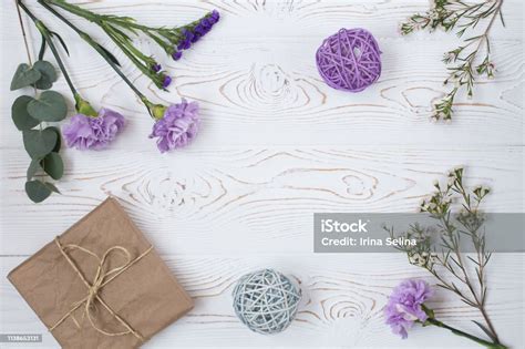 위 로부터 흰색 테이블에 크 라프 트 지와 꽃에 싸여 선물 또는 현재 상자 평평한 평 신도 스타일링 텍스트의 공간을 복사 합니다 고풍스런에 대한 스톡 사진 및 기타 이미지