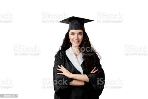 검은 색 졸업 가운과 흰색 배경에 모자 석사 학위를 가진 대학원 소녀 행복한 젊은 여성 경력가가 그녀의 사업에 성공했습니다 공부에 대한 스톡 사진 및 기타 이미지 Istock