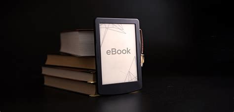 E 리더 디지털 전자 책 어두운 배경에 책이있는 도서관 리더 태블릿 온라인 교육 과정 E 학습 클래스 및 전자 책 디지털 기술 개념 0명에 대한 스톡 사진 및 기타 이미지