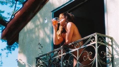 Halle Berry S Priceless Response To Troll Over Naked Balcony Pic