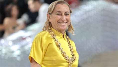 74 éves Lett Miuccia Prada Aki új Színt Adott A Prada Divatházak Glamour