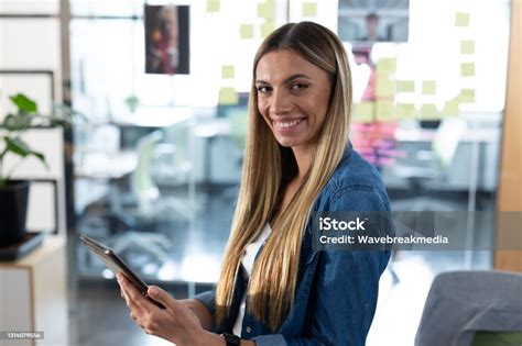 디지털 태블릿을 들고 회의실에서 미소 짓는 백인 사업가의 초상화 가정의 방에 대한 스톡 사진 및 기타 이미지 가정의 방 귀여운 남아프리카공화국 Istock