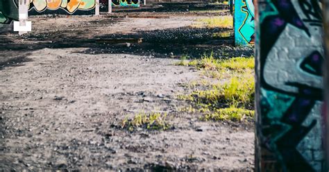 낮 동안 벽에 낙서 사진 Unsplash의 무료 런던 이미지