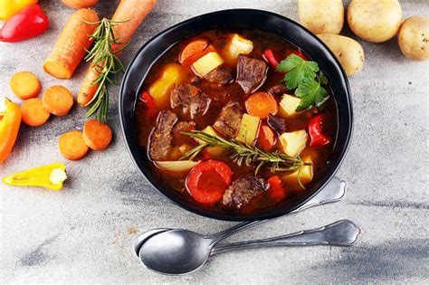 야채와 고기 스튜 테이블에 감자 당근 신선한 허브를 곁들인 소고기 스튜 0명에 대한 스톡 사진 및 기타 이미지 0명 고기