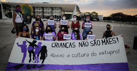 Manifestantes Protestam Em Frente Ao Stf Contra Violência Sexual