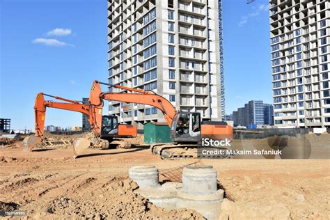 건설 현장에서 토목 공사에 굴삭기 기초 공사와 도로 건설에 백호 0명에 대한 스톡 사진 및 기타 이미지 0명 개발 건설