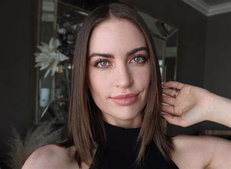 Siera Bearchell In Bathing Suit Is Body Positive — Celebwell