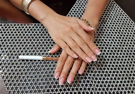 لمینت ناخن ؛ طبیعی ترین مدل کاشت ناخن همراه با مزایا و معایب مجله