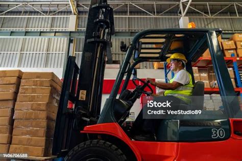 공장 창고에서 지게차 트럭을 운전하는 아시아 남자 창고 노동자 지게차에 대한 스톡 사진 및 기타 이미지 지게차 건설 기계류 건설 산업 Istock