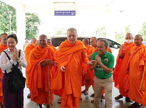 សម្តេចព្រះមហាសុមេធាធិបតី អំ លីមហេង យាងសាកសួរសុខទុក្ខ និងប្រោសព្រះរាជទានអំណោយជូនដល់ក្រុមគ្រូពេទ្យ