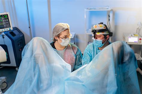 병원의 수술실에서 특수 의료 기기를 사용하여 수술을 수행하는 외과 전문의의 전문 팀 긴급 수술 개념 3 명에 대한 스톡 사진 및 기타 이미지 Istock