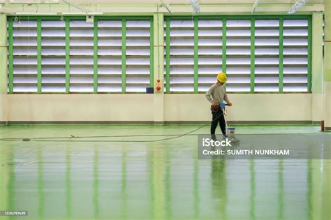 에폭시 프라이머 셀프 레벨링 방법 전 바닥 연삭 기계 연마 바닥을 이용한 건설 작업자 개선에 대한 스톡 사진 및 기타 이미지