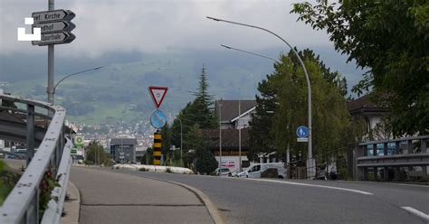 산을 배경으로 한 거리의 모습 사진 Unsplash의 무료 길 이미지