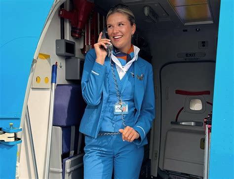 Esther Sturrus Is Sharing Hacks From Her Life As A Flight Attendant Playjunkie