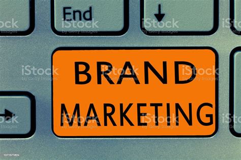 개념적 손 브랜드 마케팅을 보여주는 작성입니다 비즈니스 사진 텍스트 만들기 세계의 제품에 대 한 인식 개선에 대한 스톡 사진 및