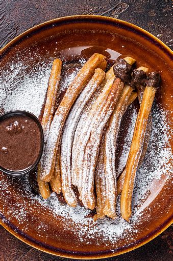 설탕과 초콜릿 소스를 곁들인 스페인 타파스 츄로스 어두운 배경 위쪽 보기 추로스에 대한 스톡 사진 및 기타 이미지 추로스 가루 설탕 갈색 Istock