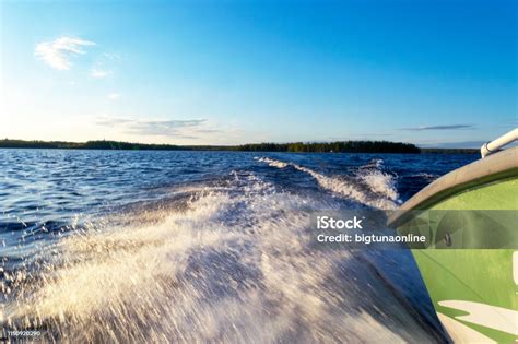 물 방울과 낚시 모터 보트를 과속 빠른 낚시 요트와 푸른 바다 바다 물 파도 반사입니다 푸른 바다에서 모터 보트 오션 요트 요트 데크에서의 일몰 0명에 대한 스톡 사진 및