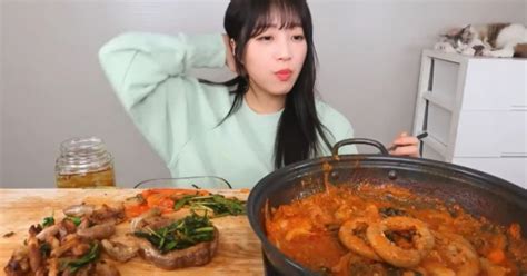 쯔양 먹방 중 피곤함 호소하며 음식 남겨 요즘 씹기도 귀찮아