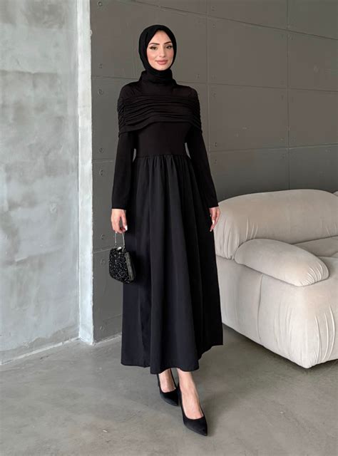 أسود فستان