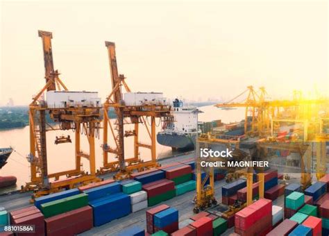 컨테이너 가져오기 내보내기 및 비즈니스 물류 크레인 무역 포트 선박 항구 화물 컨테이너 선박 공중 보기 물 수송 국제 쉘 해양