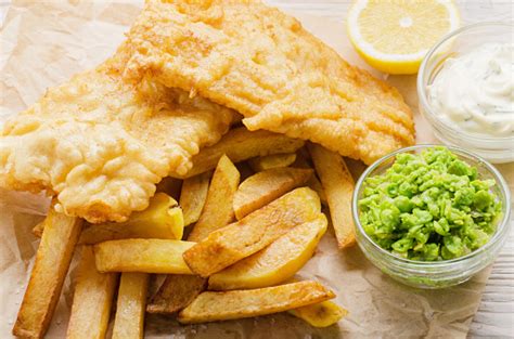 전통 영국 길거리 음식 피시 앤 칩스와 치 타르 소스 부드러운 완두콩 종이 접시 감자 요리에 대한 스톡 사진 및 기타 이미지 감자 요리 감자 칩 건강에 좋지 않은