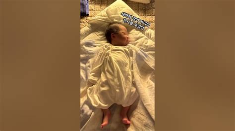 자다 일어나고 밥먹는다 일어나고 기저귀 갈아달라 일어나고 그냥 일어나고 또 일어나서 우리에게 피곤함을 주지만 그것도 잠시 이런모습에 엄마 아빠는 행복해진다 아기