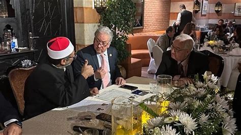 المخرج عمر عبد العزيز يعلن انفصاله عن زوجته بعد زواج عام ونصف العام