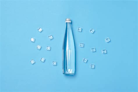 얼음 큐브와 파란색 배경에 맑은 물과 유리 병 건강과 아름다움 수분 균형 갈증 열 여름의 개념 플랫 레이 상단 보기 배너 0명에 대한 스톡 사진 및 기타 이미지 Istock