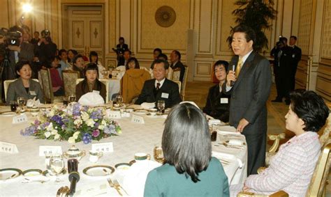 [노무현사료관] [청소년특별회의 관계자 초청 만찬에 참석해 격려사 하는 노무현 대통령]