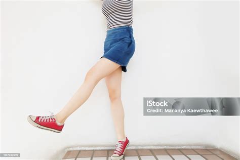 여유 공간의 레드 스 니 커 즈 아름 다운 슬림 여자 다리와 빨간 신발 및 바닥 배경에 진 스커트 어떤 사용에 대 한 좋은 가냘픈에 대한 스톡 사진 및 기타 이미지 Istock