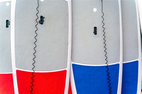 해변에서 Sup 보드 임대 장소 서핑 보드 해변에 많은 다른 서핑 보드 수상 스포츠 행복 활동적인 여름 휴가 임대 할 준비가 스탠드 업 패들 보드의 행 0명에 대한 스톡