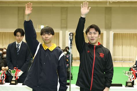 開志国際＃4澤田竜馬＆京都精華学園＃4堀内桜花が優勝杯返還セレモニーで選手宣誓 月刊バスケットボールweb