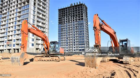 건설 현장에서 토목 공사에 굴삭기 기초 공사와 도로 건설에 백호 0명에 대한 스톡 사진 및 기타 이미지 0명 개발 건설
