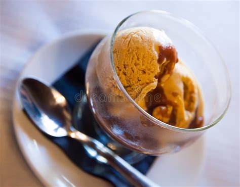Helado De Chocolate Con Sabor Dulce Servido Con Chocolate Caliente