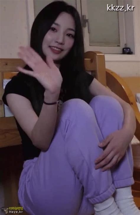 쪼그려앉은 로켓펀치 연희